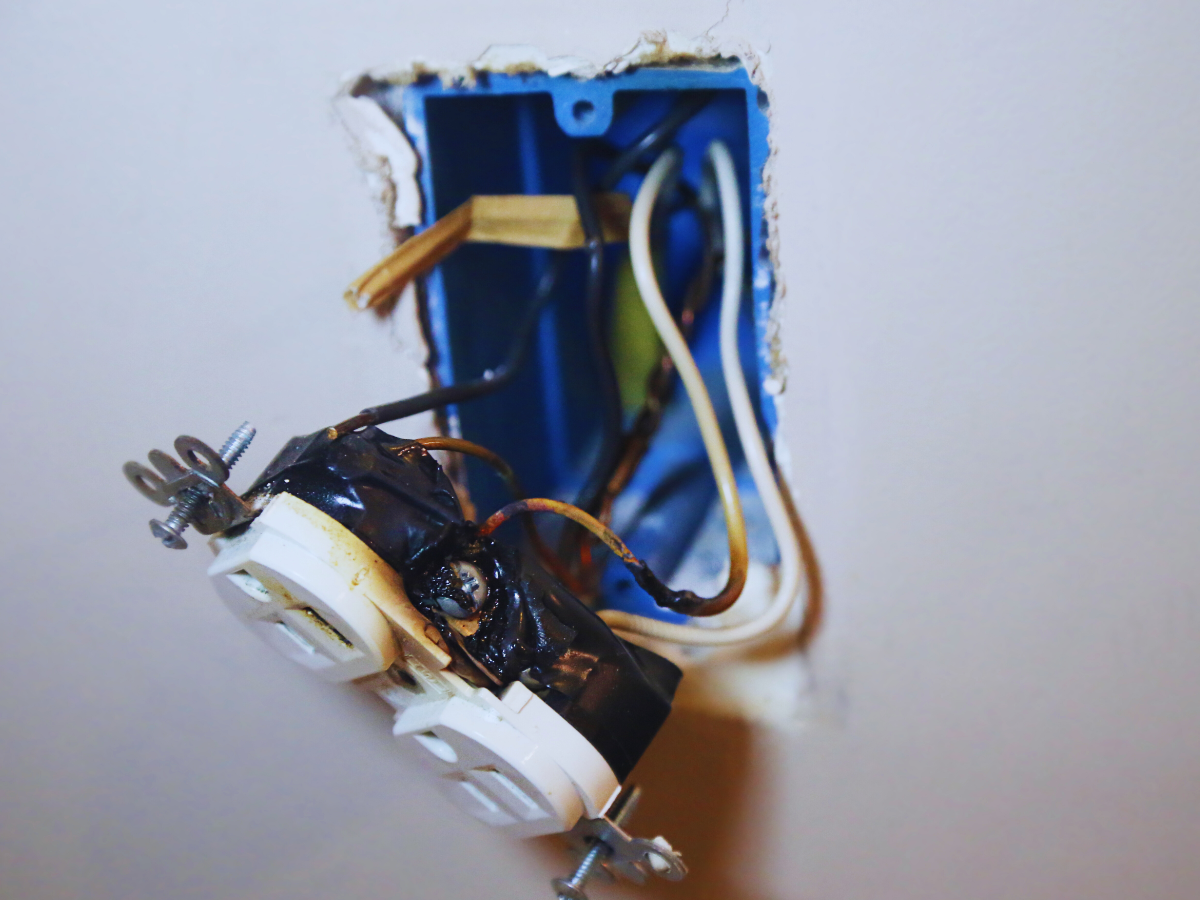 What Is an Open Ground Electrical Outlet? | Comfort Experts